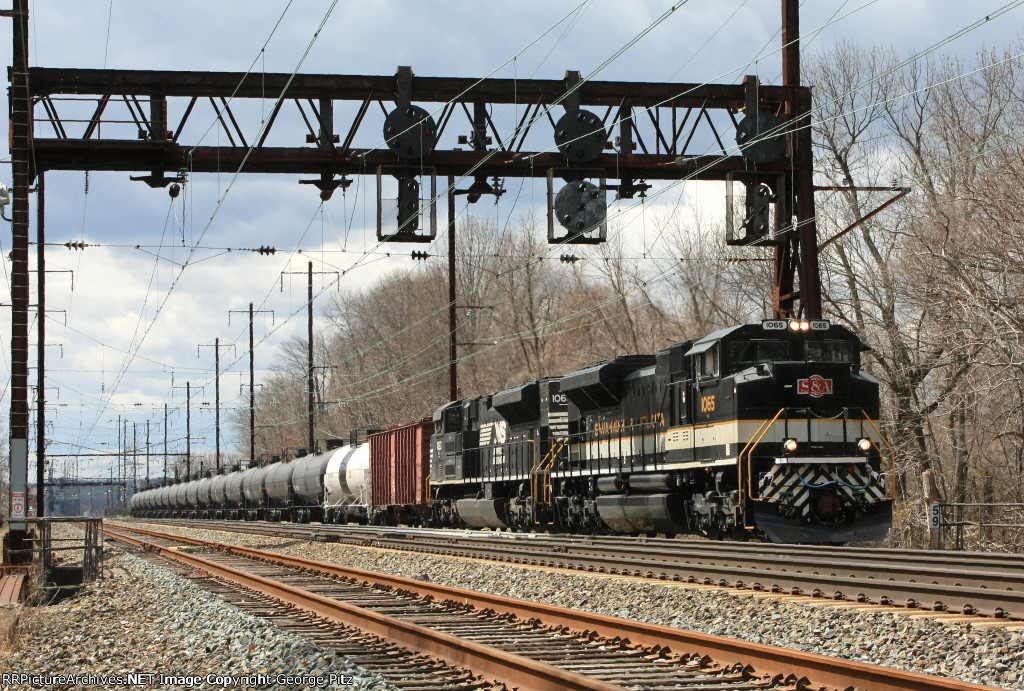 Loaded NS oil train 64R
